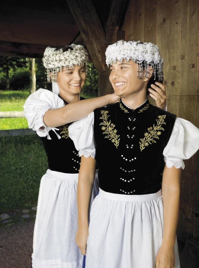 Traditional Couture - Folkloric Heritage Costumes - gestalten & teNeues ...